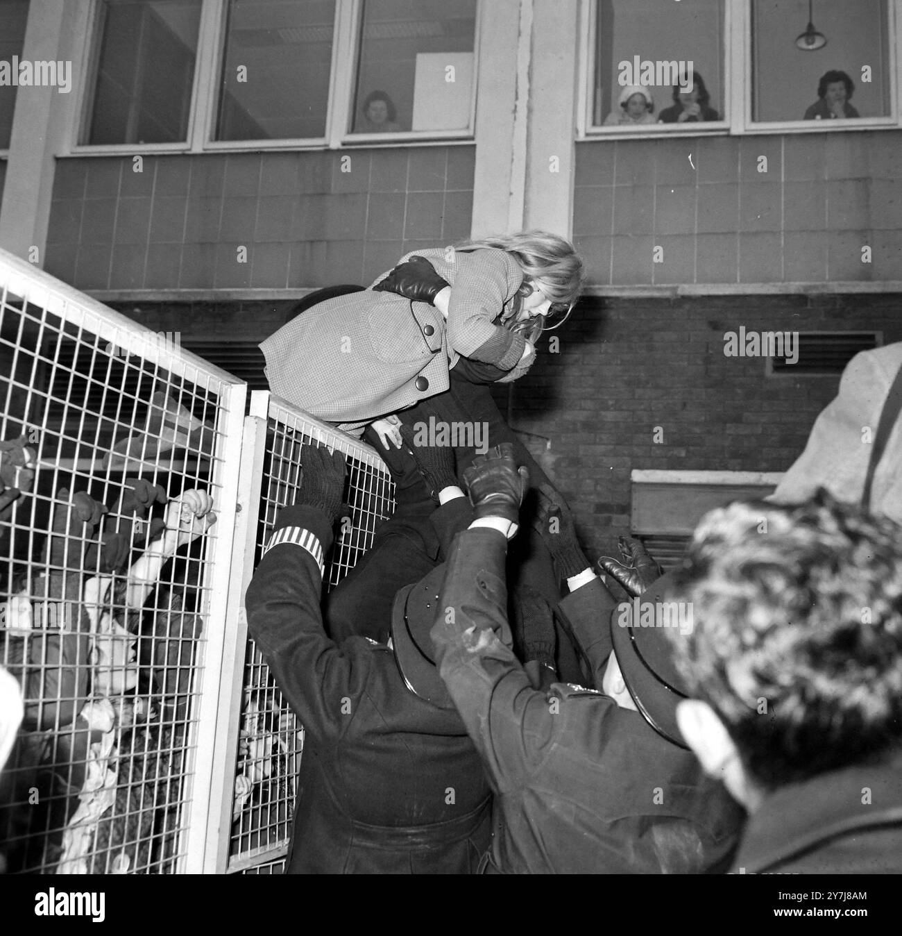 THE BEATLES POP GROUP RETURNS TO LONDON - FANS BEATLEMANIA ; 22 ...