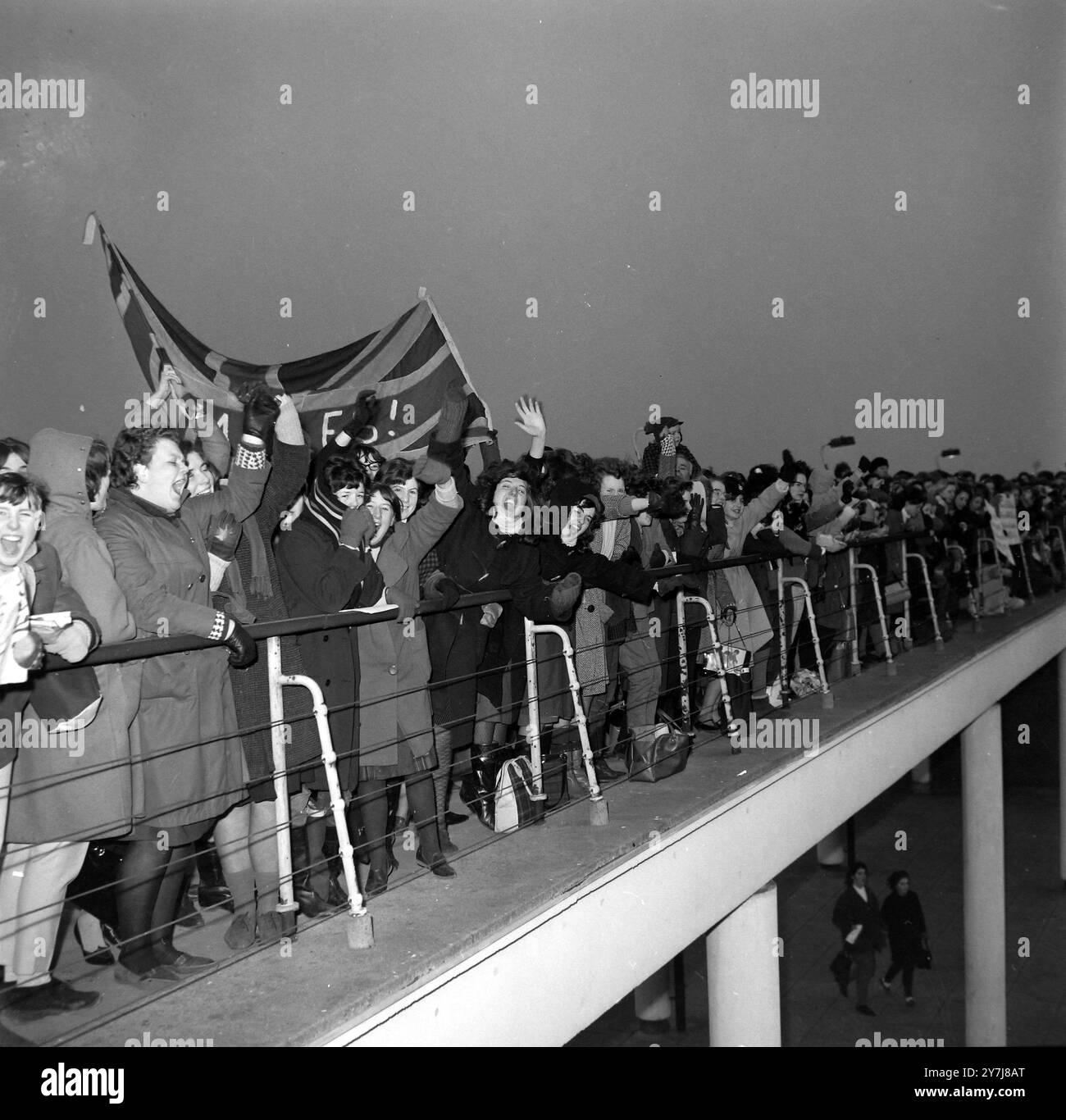 THE BEATLES POP GROUP RETURNS TO LONDON - FANS BEATLEMANIA / ; 22 ...