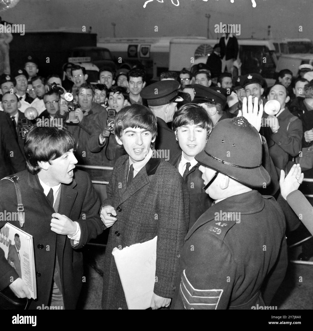 THE BEATLES POP GROUP RETURNS TO LONDON - FANS BEATLEMANIA ; 22 ...