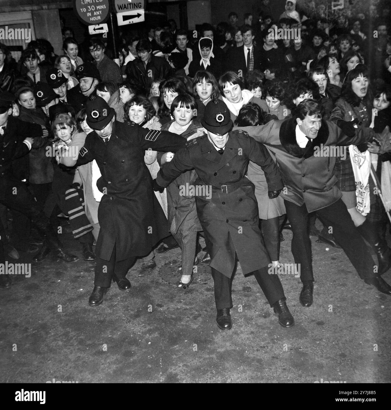 THE BEATLES POP GROUP RETURNS TO LONDON - FANS BEATLEMANIA ; 22 ...