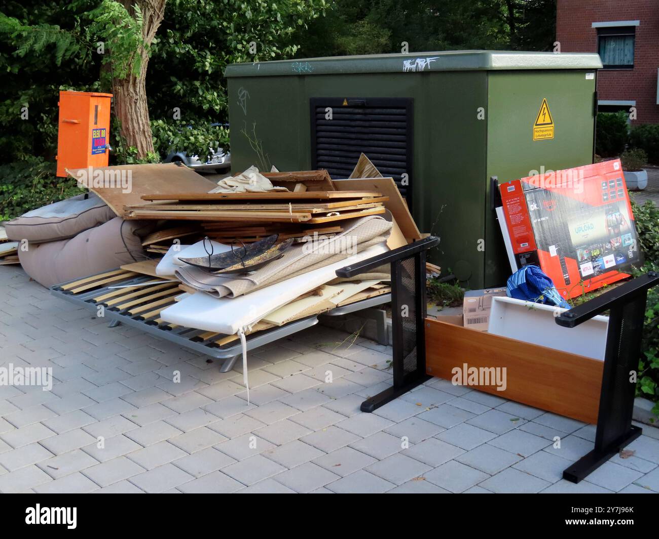 ...das Ende eines Lebensweges...Sperrmuell... Hausrat Lebenszeit ...
