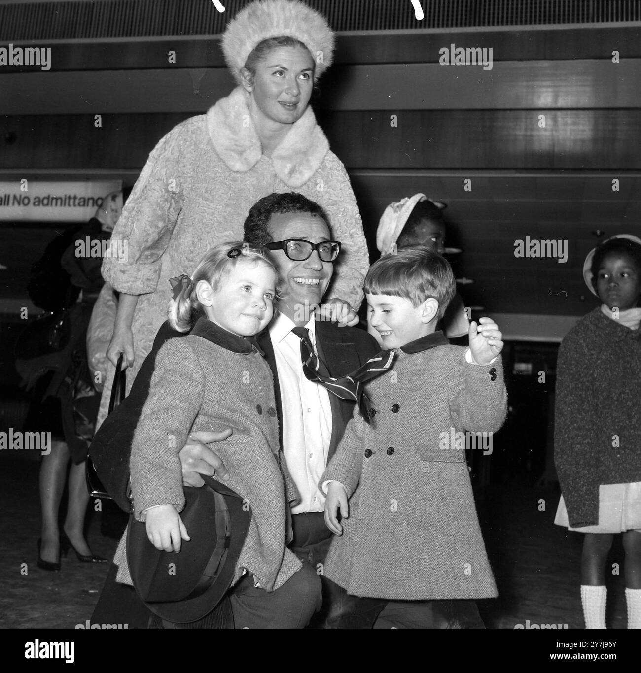CLEMINTINA BENTINE C AND HUSBAND MICHAEL AT LONDON AIRPORT / ; 19 ...