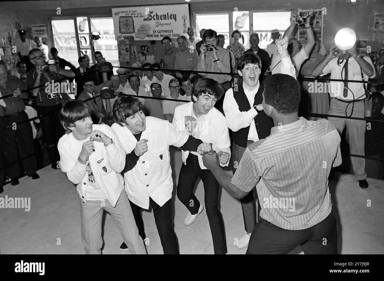 AMERICAN BOXING CHAMPION CASSIUS CLAY MUHAMMAD ALI WITH THE BEATLES IN ...