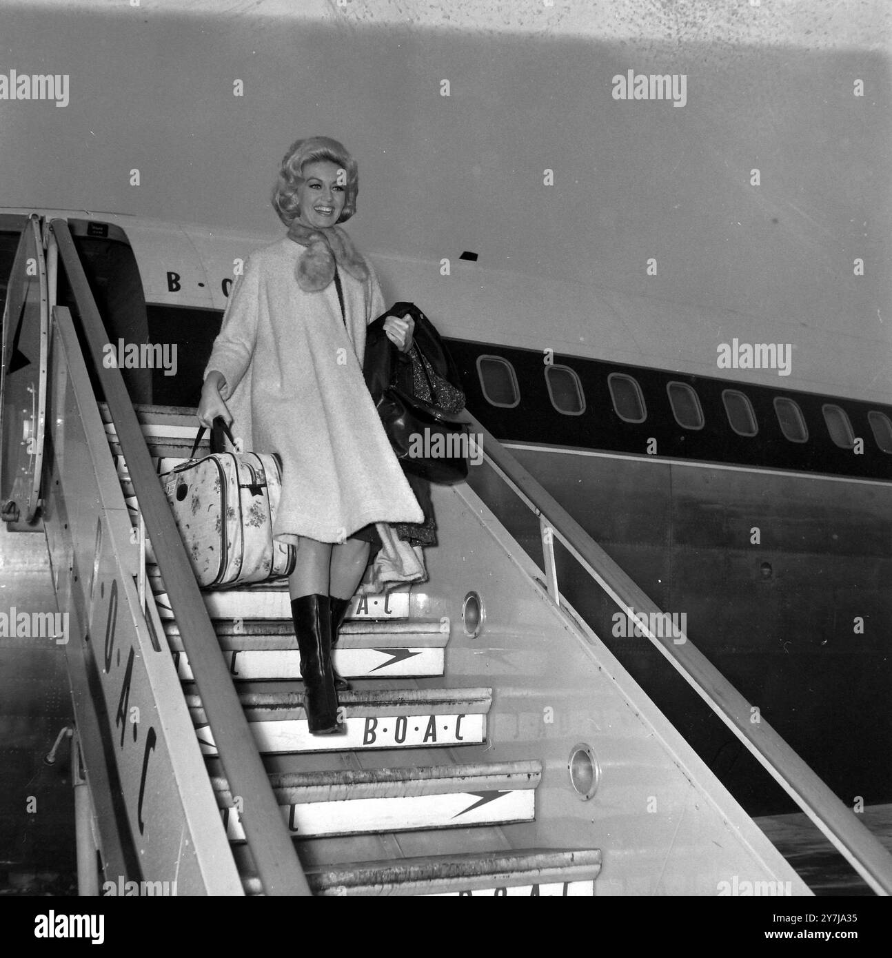 JANETTE SCOTT FLIES FROM AMERICA TO LONDON / ; 18 FEBRUARY 1964 Stock ...