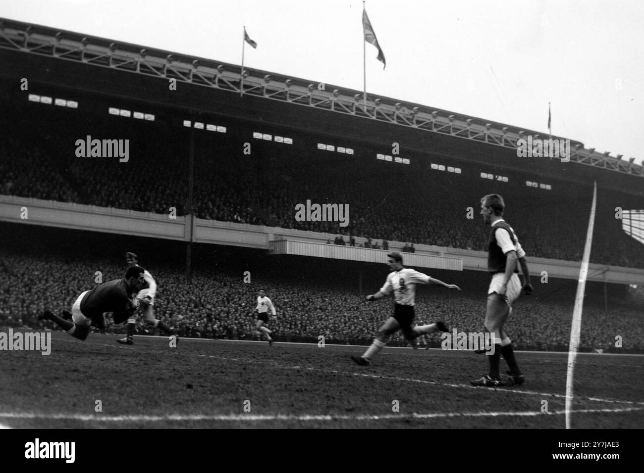 HUNT LIVERPOOL FOOTBALLER IN ACTION AGAINST ARSENAL LONDON / ; 15 ...