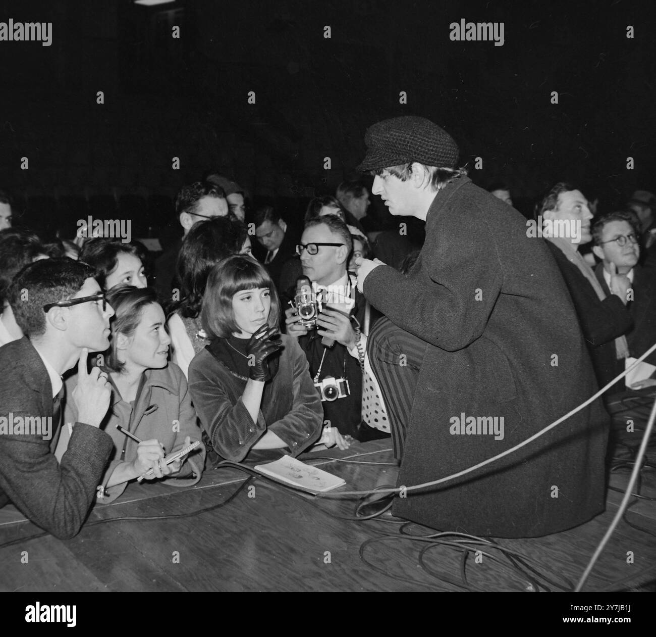 MUSIC POP GROUPS THE BEATLES IN WASHINGTON - RINGO STARR WITH FANS ; 13 ...