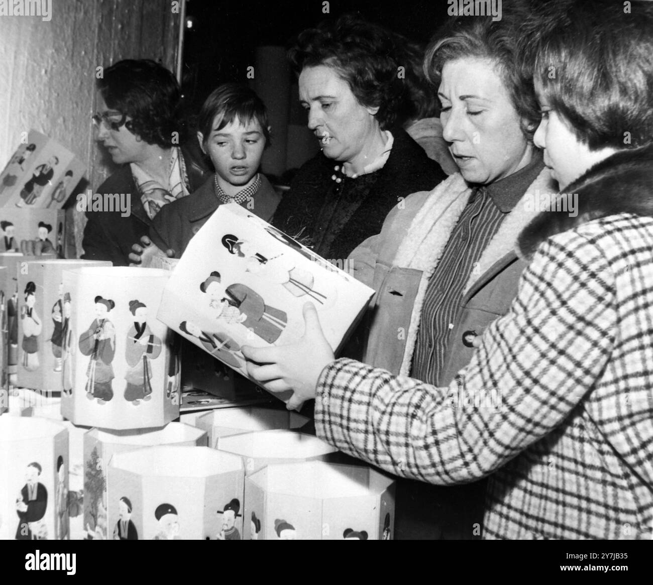 SHOPS COMMUNIST CHINA CHINESE GOODS ON SALE IN PARIS ; 13 FEBRUARY 1964 ...