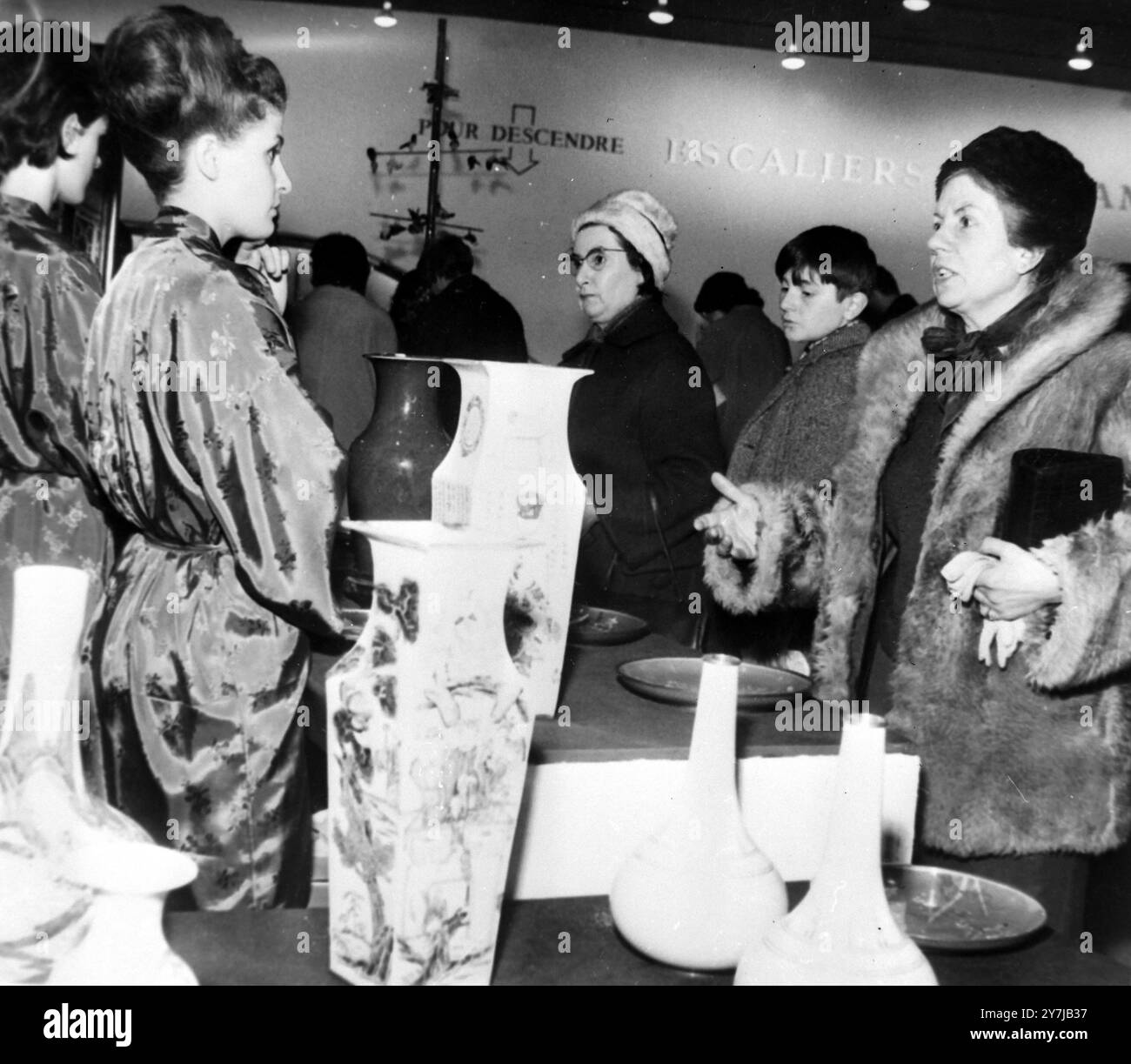 SHOPS COMMUNIST CHINA CHINESE GOODS ON SALE IN PARIS ; 13 FEBRUARY 1964 ...