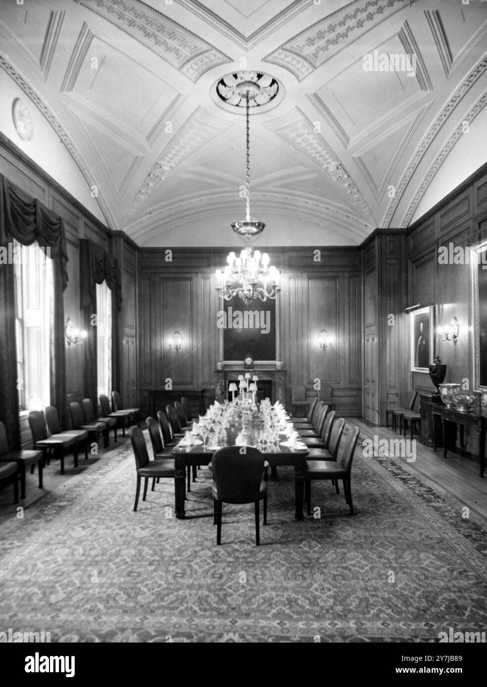 Downing street dining room Black and White Stock Photos & Images - Alamy