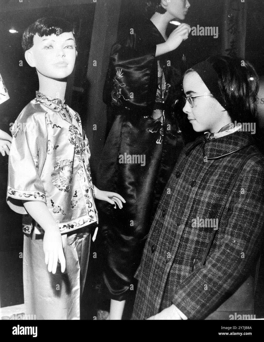 SHOPS COMMUNIST CHINA CHINESE GOODS ON SALE IN PARIS ; 13 FEBRUARY 1964 ...