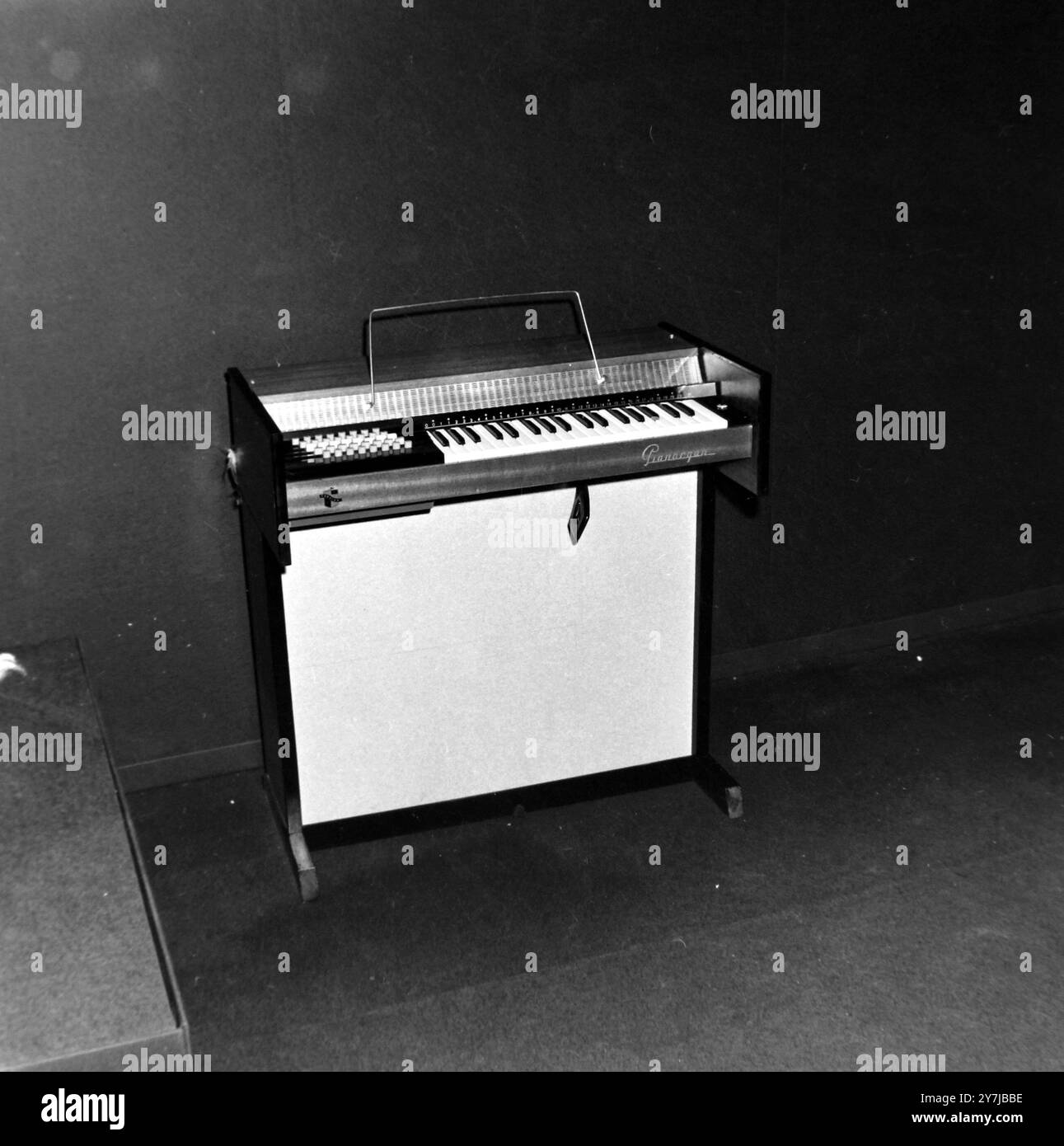 PIANO ORGAN AT LIVING EXHIBITION IN LONDON / ; 12 FEBRUARY 1964 Stock ...
