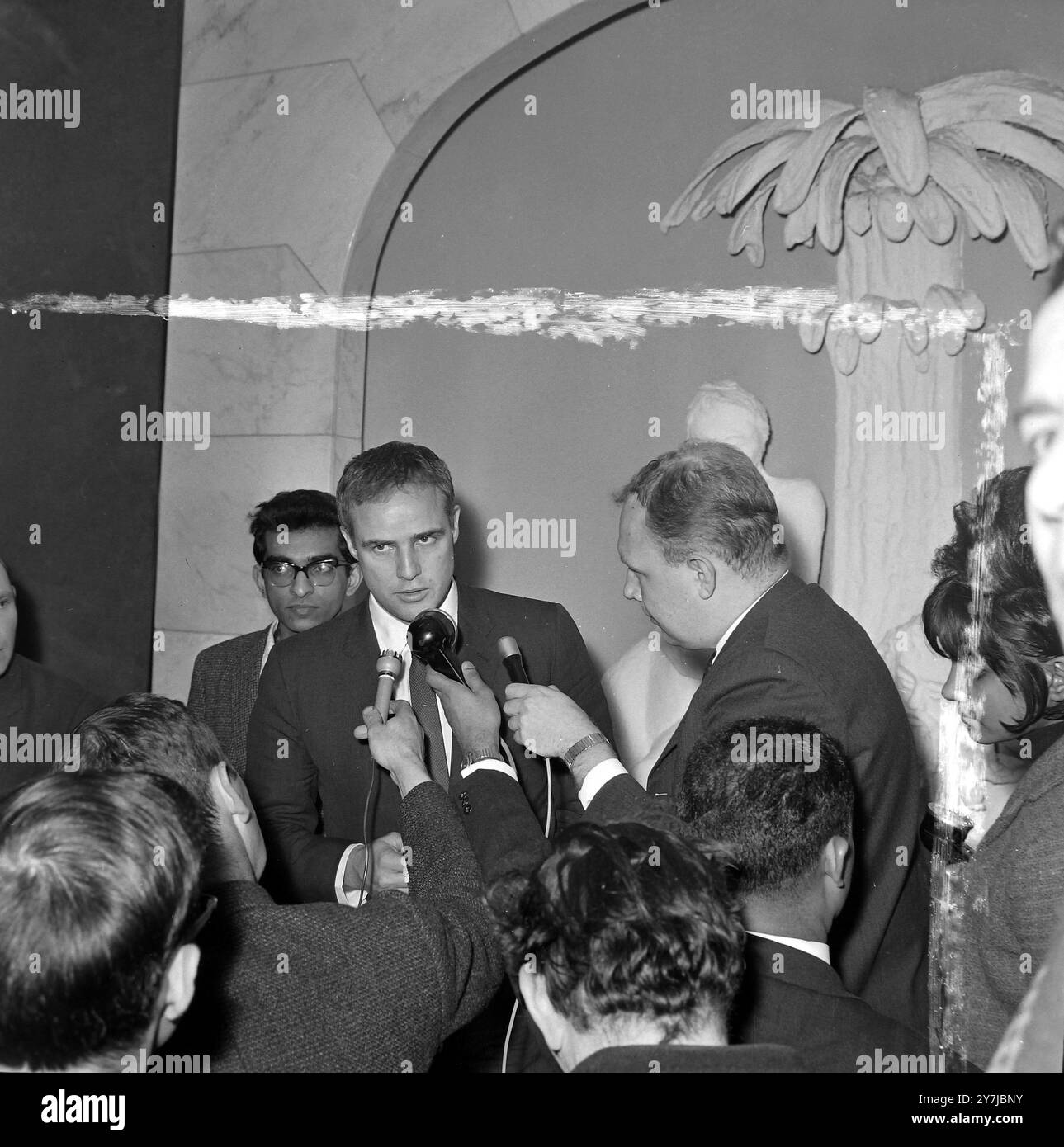 MARLON BRANDO PRESS CONFERENCE IN LONDON TO BREAK APARTHEID / ; 10 ...