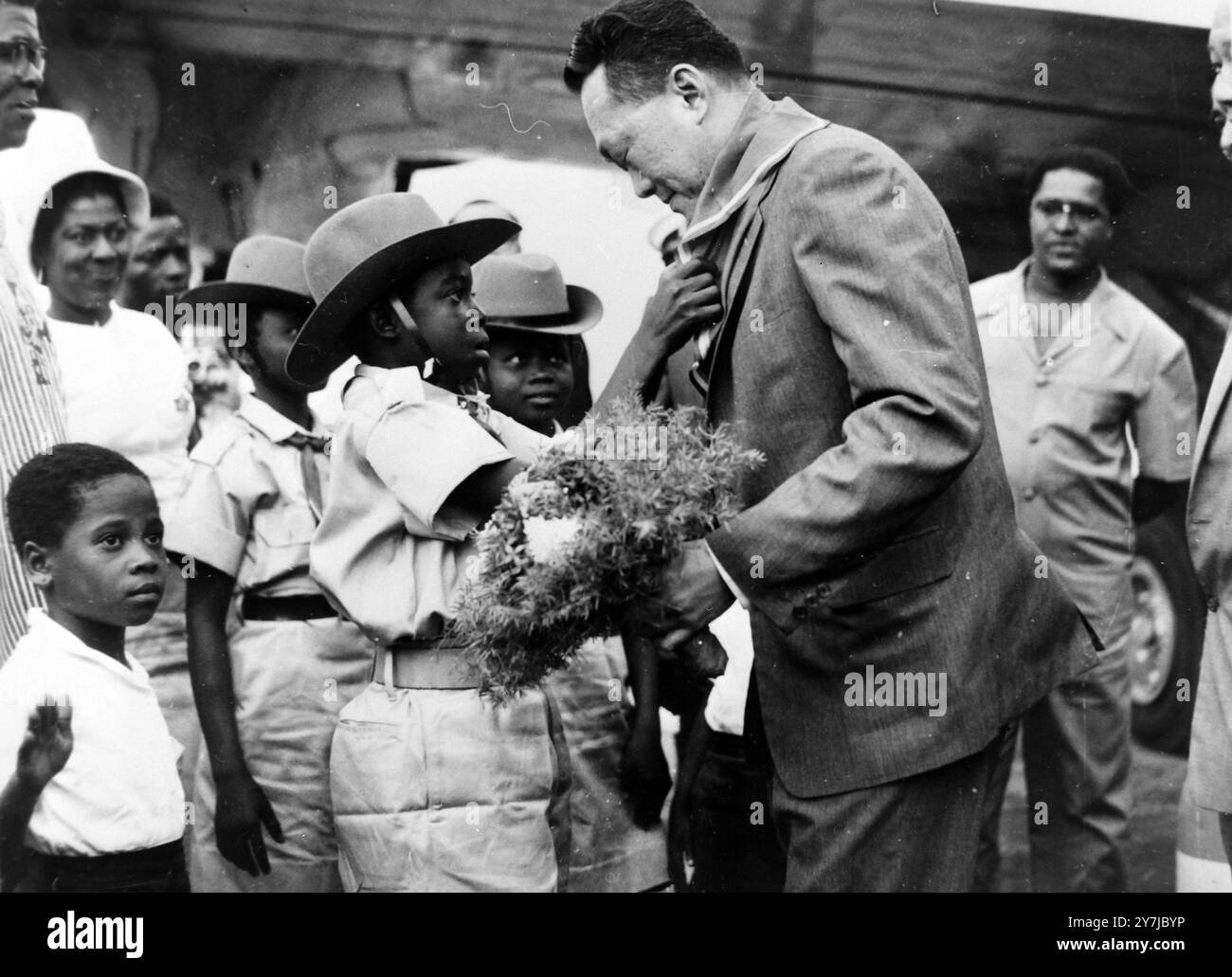 GOVERNMENT LEE KUAN YEW SINGAPORE PREMIER DECORATED BY PIONEER IN ACCRA ...