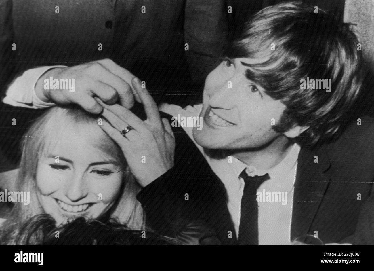 THE BEATLES JOHN LENNON WITH WIFE CYNTHIA IN NEW YORK / ; 10 FEBRUARY ...