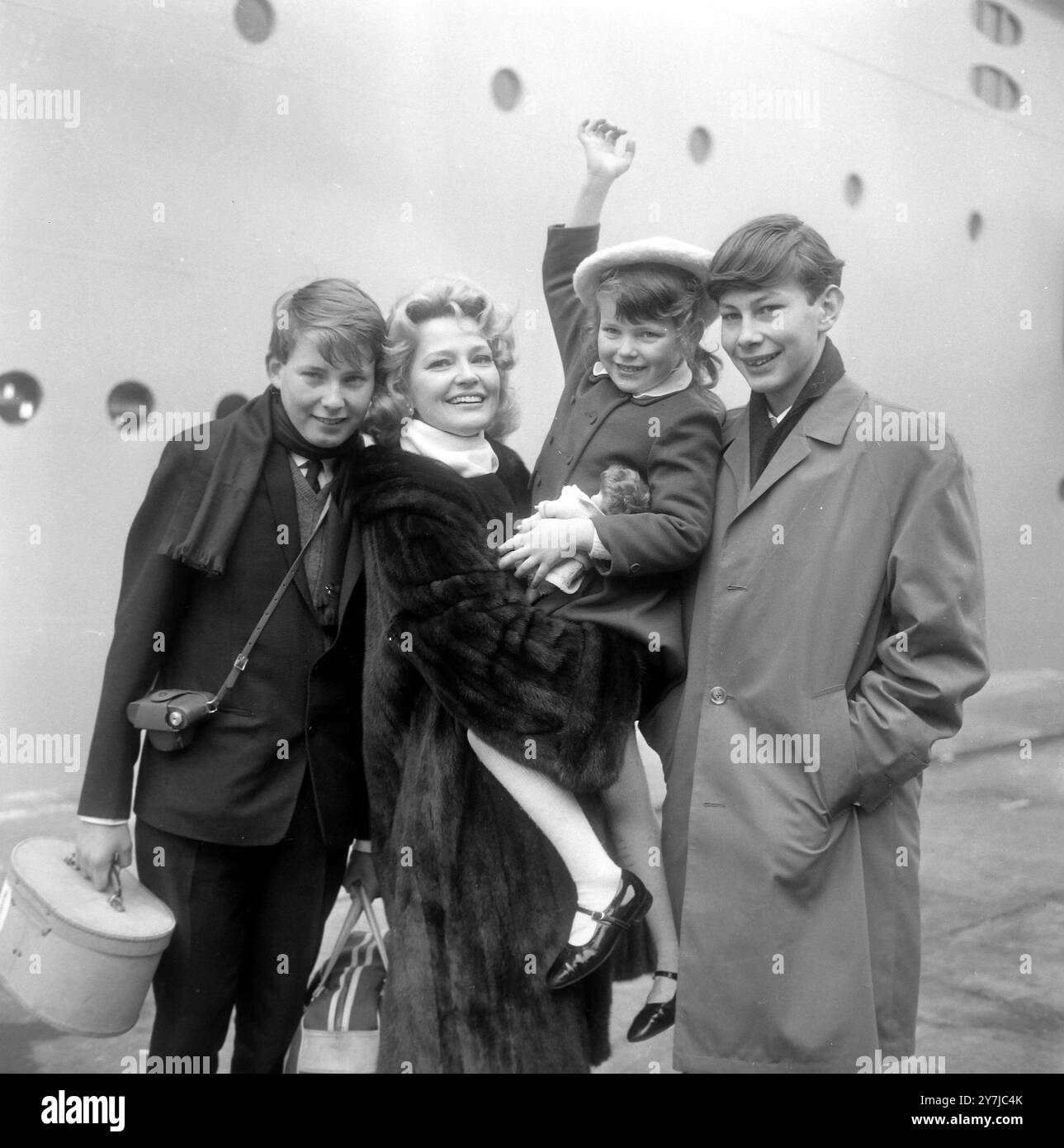 SINGER JOAN REGAN WITH FAMILY IN SOUTHAMPTON ; 8 FEBRUARY 1964 Stock ...