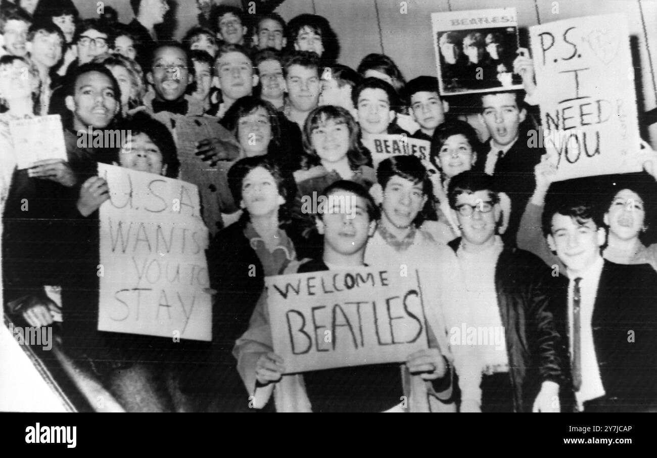 BEATLEMANIA CROWDS WELCOME THE BEATLES IN NEW YORK ; 7 FEBRUARY 1964 ...