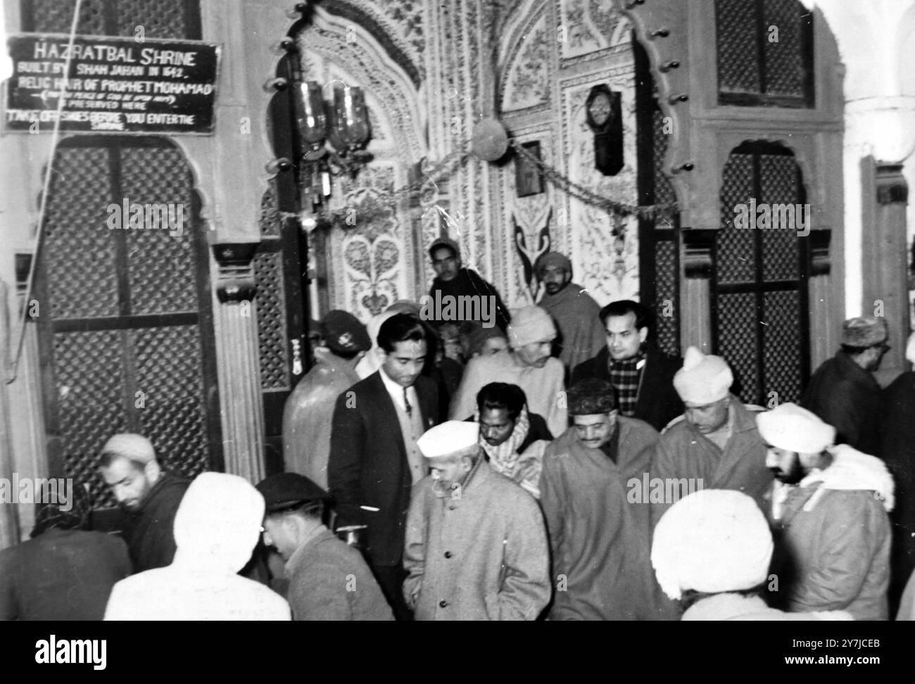 INDIAN MINISTER LAL BAHADUR SHASHTRI SEEES RETURNED HOLY HAIR IN ...