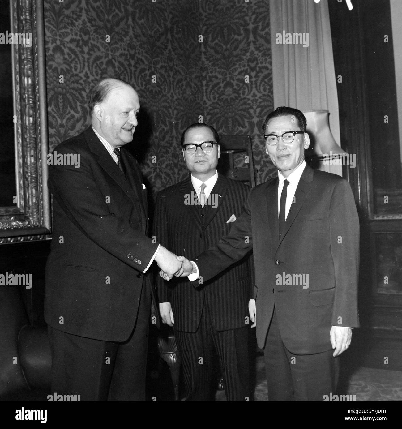 KIM CHUL SHYUN KOREAN PRESIDENT WITH BRITISH MINISTER FOREIGN SECRETARY ...