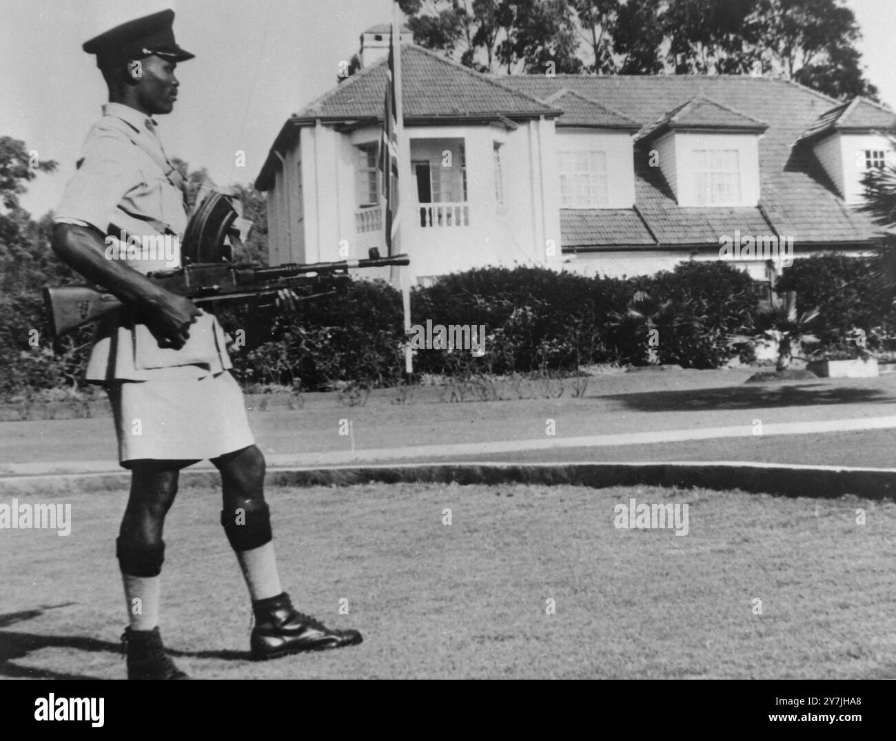 KENYA CRISIS KENYAN POLICE INSPECTOR WITH MACHINE GUN STANDS GUARD IN ...