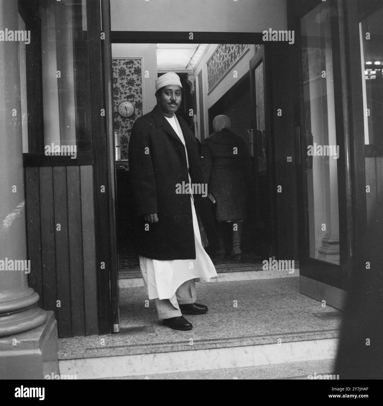 THE SULTAN OF ZANZIBAR SYYID JAMSHID BIN ABDULLAH ARRIVES IN BAYSWATER ...