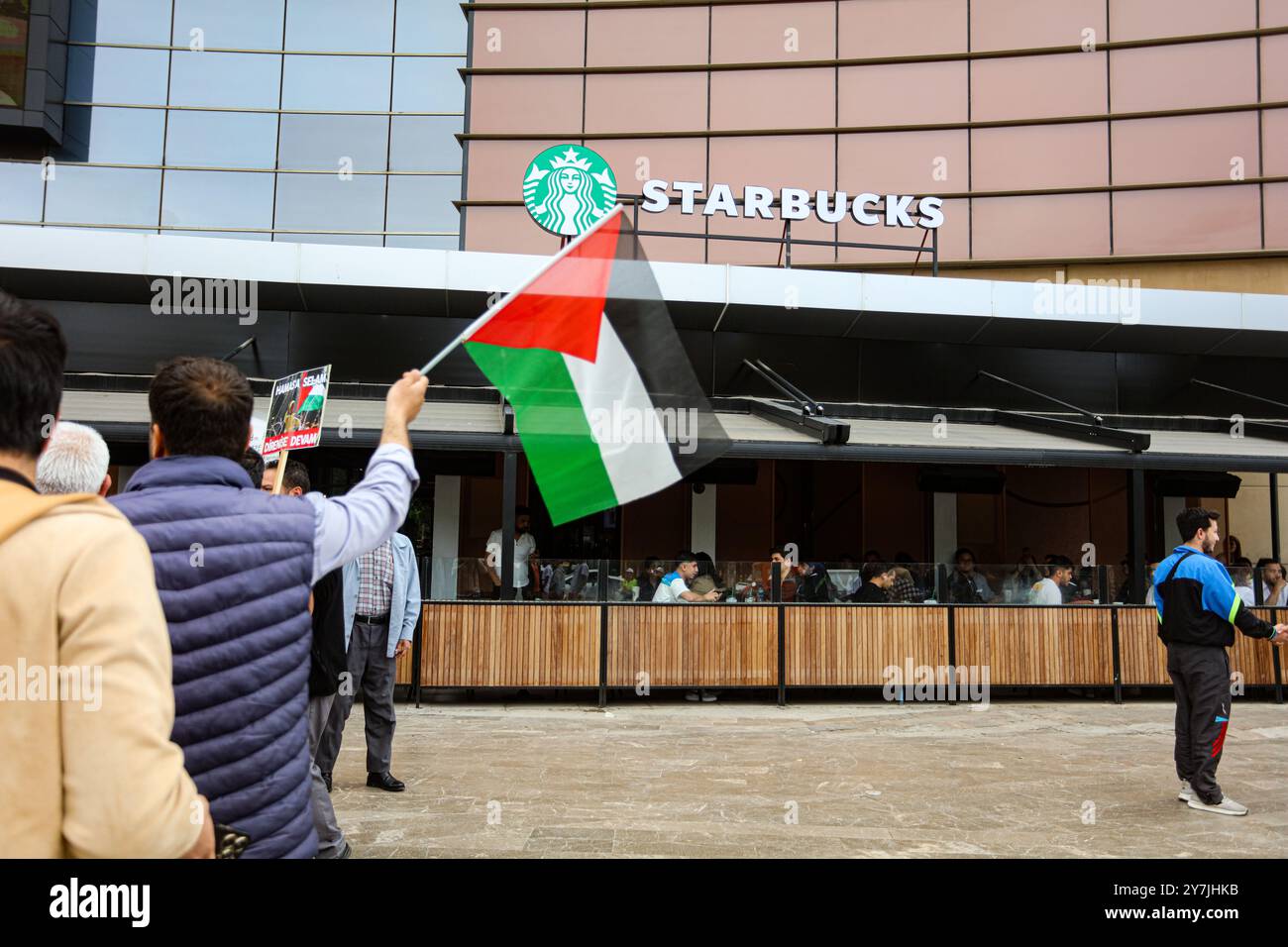 Gaziantep, Turkiye. 05 May 2024. Demonstrators outside a Starbucks café ...