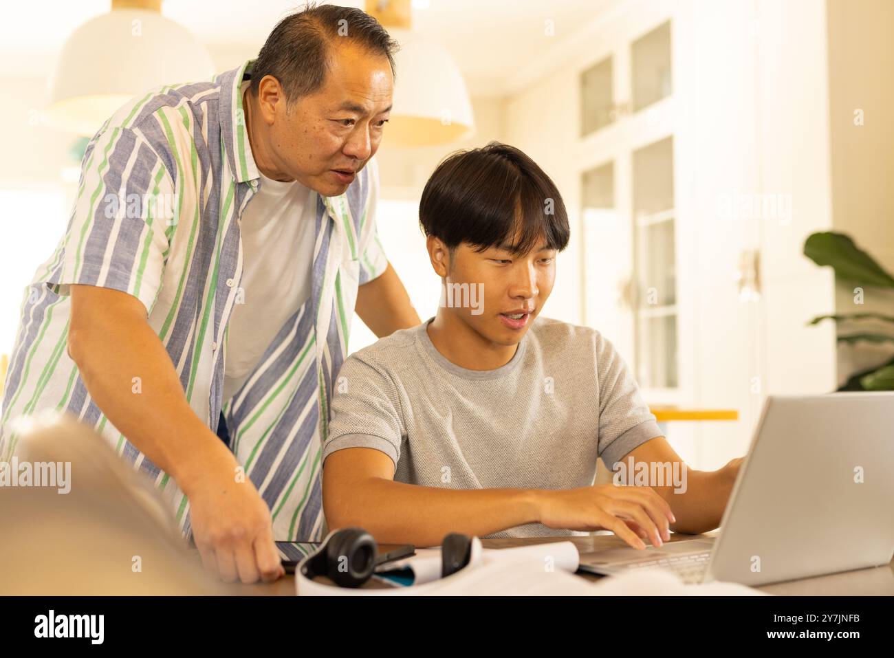 Teenage work experience hi-res stock photography and images - Alamy