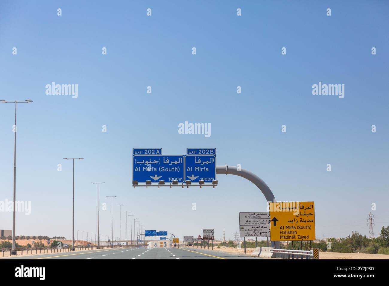 The E11 motorway from Dubai to Abu Dhabi UAE Stock Photo - Alamy