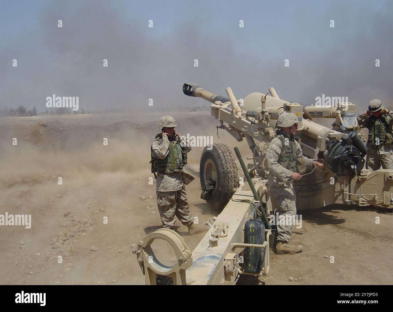 US MARINE CORPS firing an M777 Howitzer at their Twentynine Palms base ...