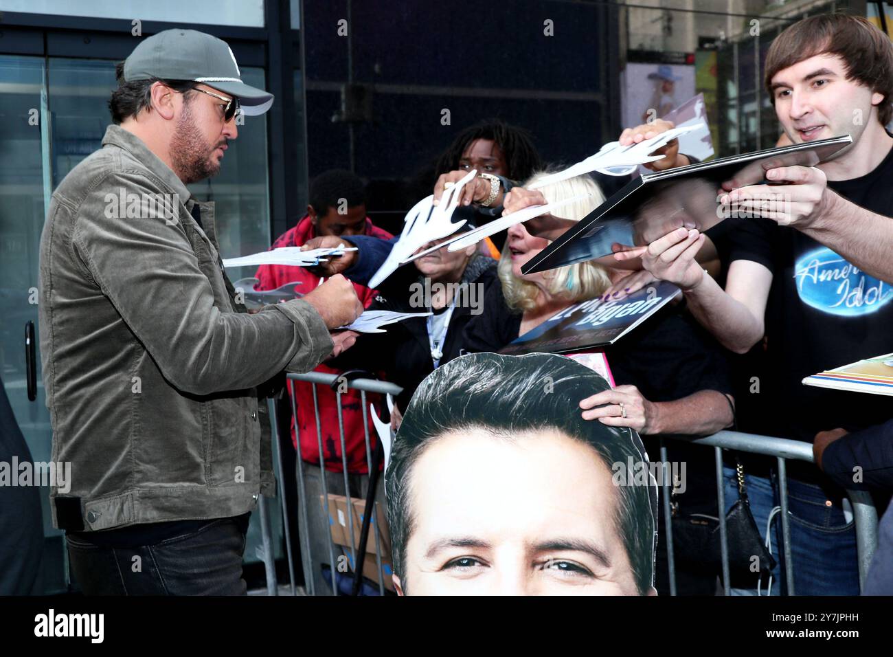 New York, NY, USA. 30th Sep, 2024. Luke Bryan, greets fans at Good ...