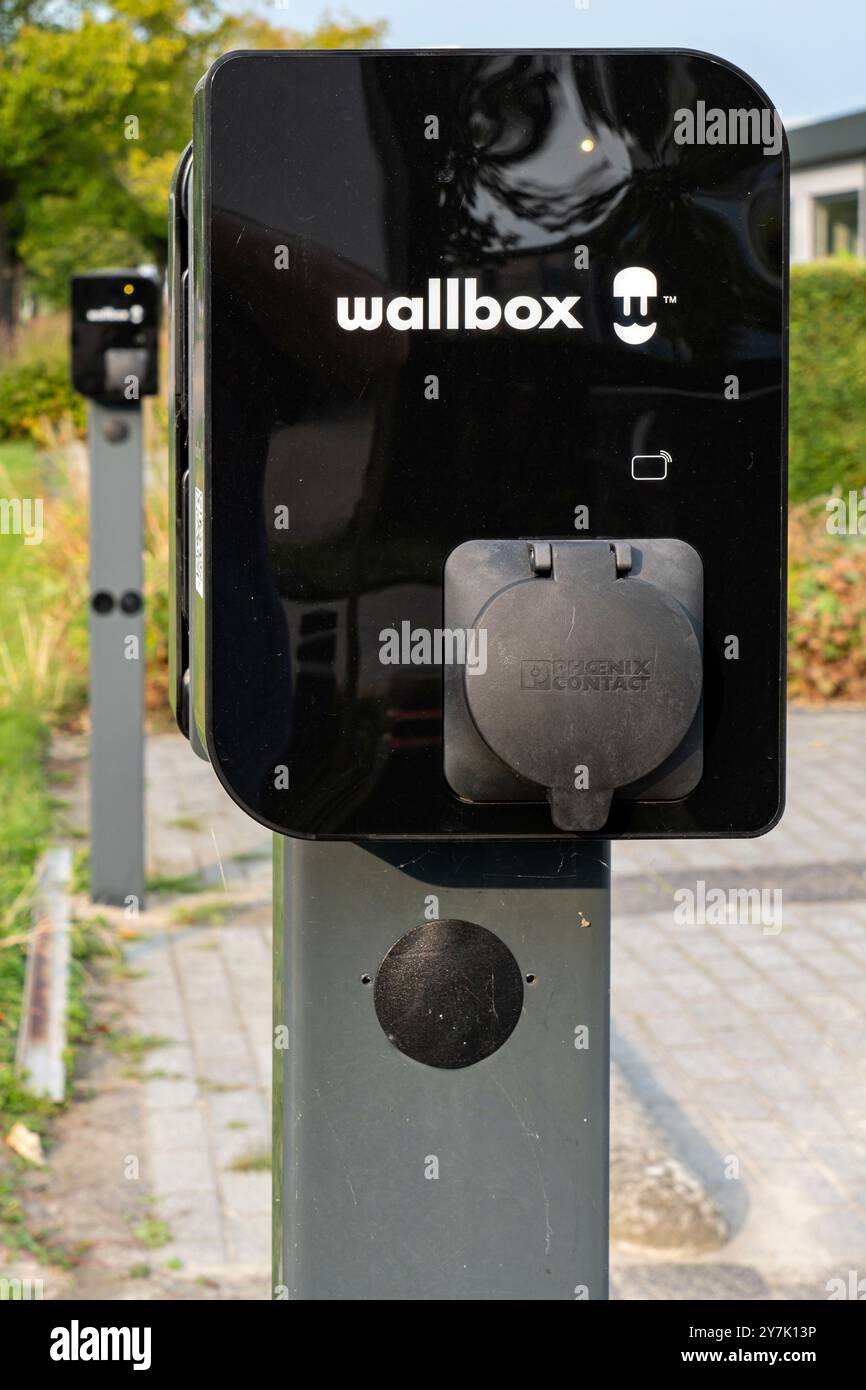 Wallbox electric vehicle charging station Stock Photo - Alamy