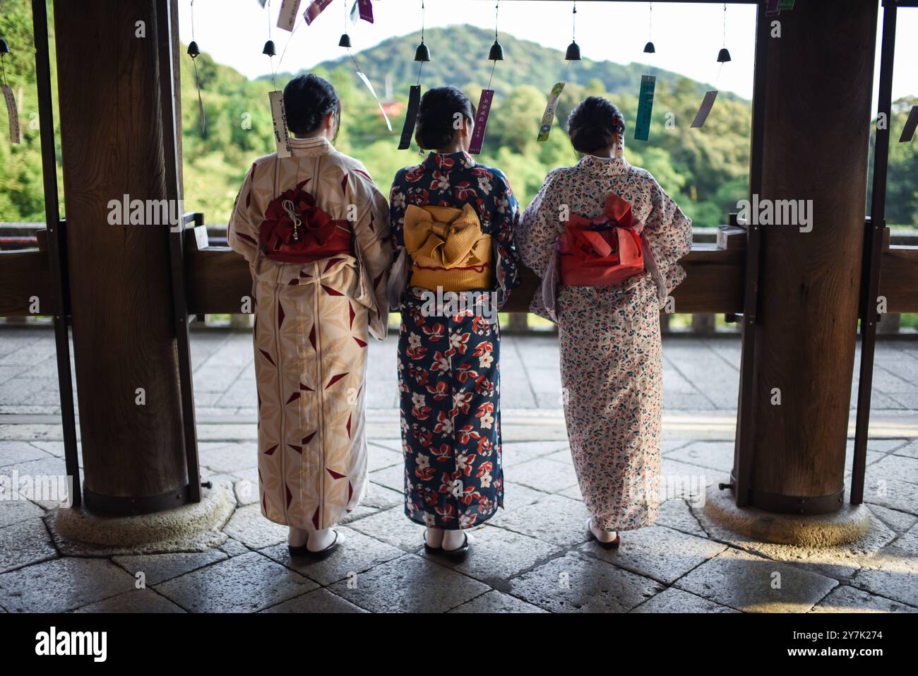 Three young women dressed in traditional Japanese clothes, Kiyomizu ...