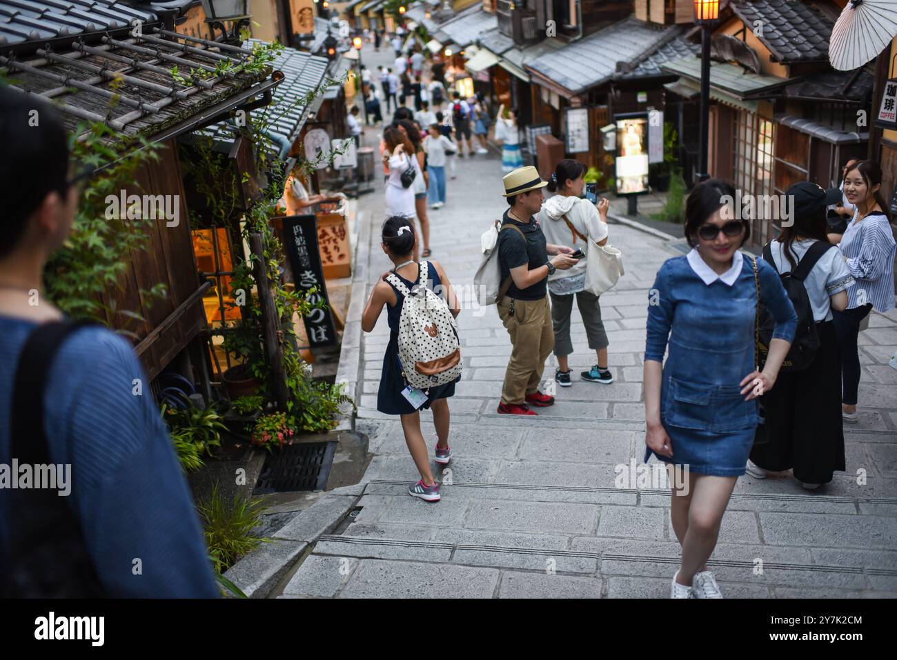 Sannenzaka and Ninenzaka Streets, pedestrian walks leading up the ...