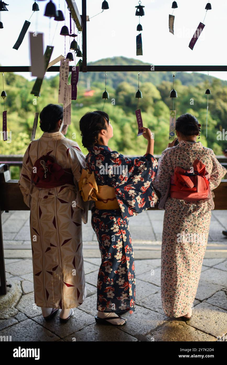 Three young women dressed in traditional Japanese clothes, Kiyomizu ...