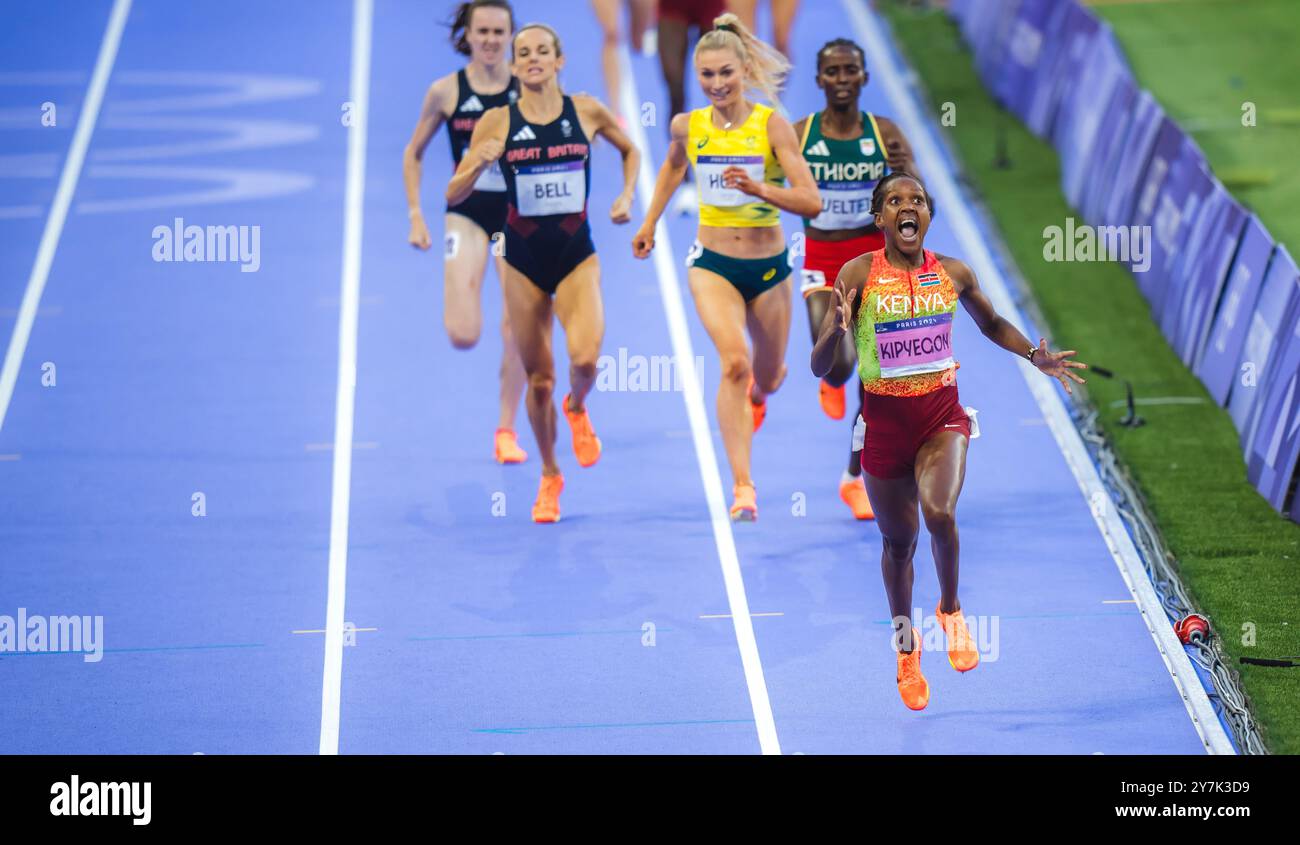 Faith Kipyegon winning in the 1500 meters at the Paris 2024 Olympic ...