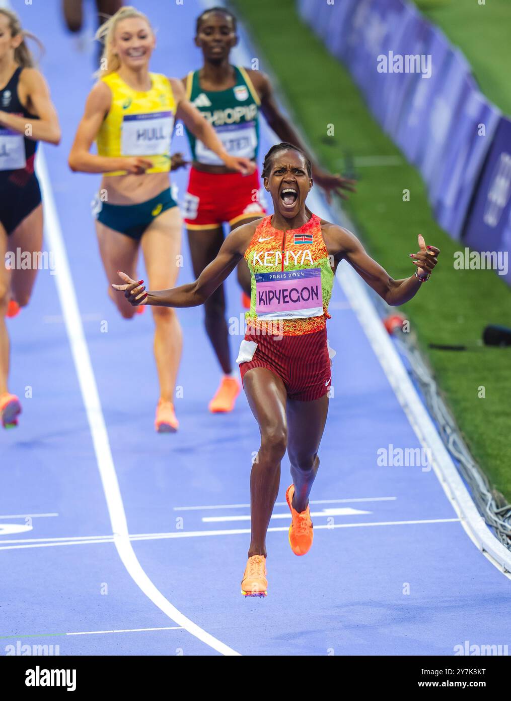 Faith Kipyegon winning in the 1500 meters at the Paris 2024 Olympic ...