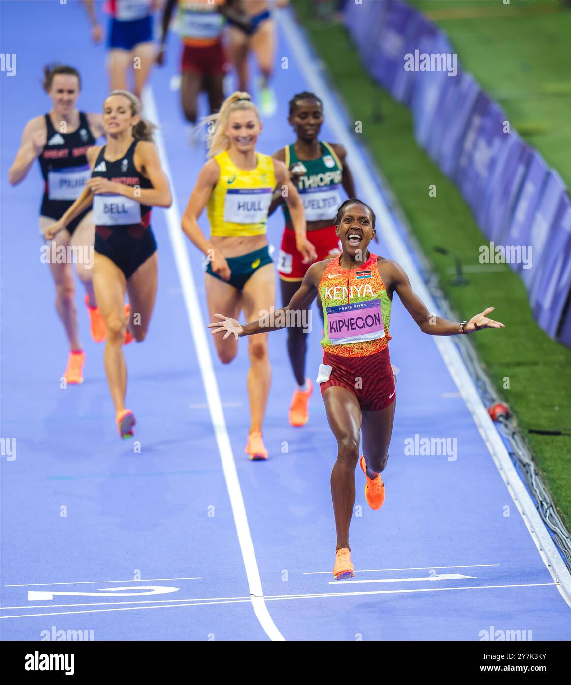 Faith Kipyegon winning in the 1500 meters at the Paris 2024 Olympic ...