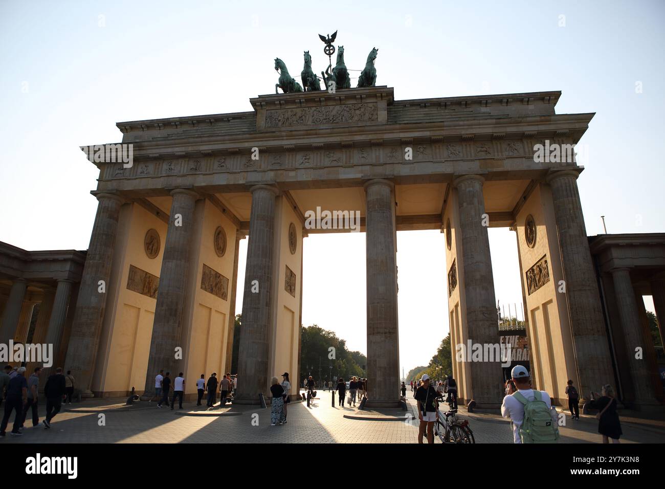 Tourists by the front of the Brandenburg Gate with a bronze sculpture ...