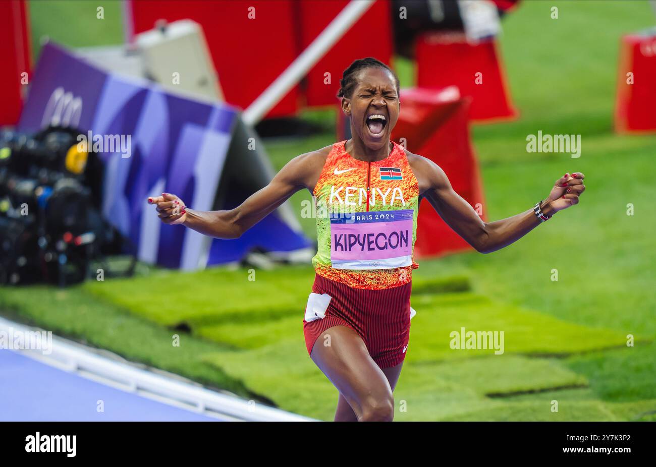 Faith Kipyegon winning in the 1500 meters at the Paris 2024 Olympic ...