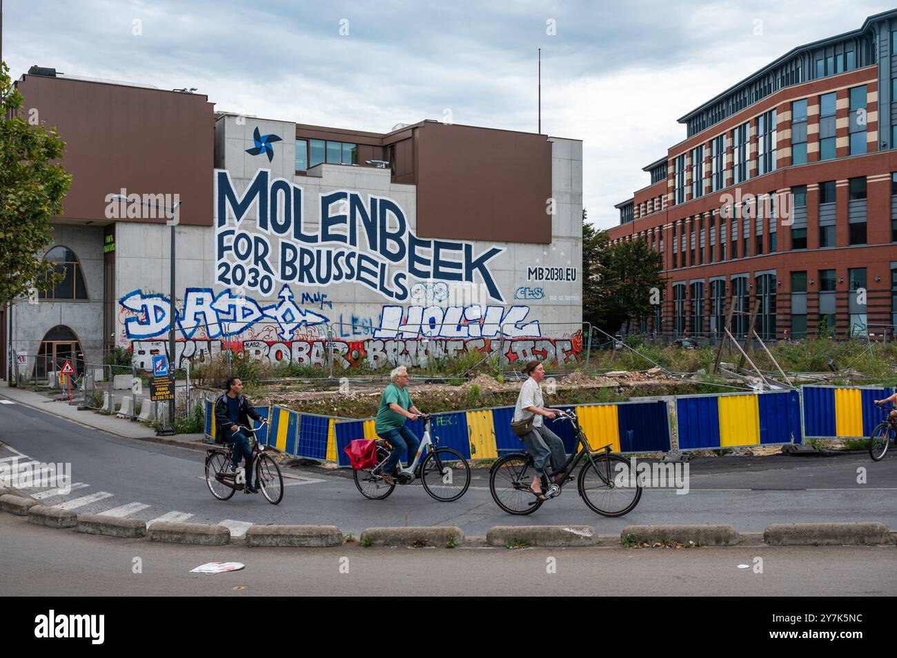 Road works during the car free sunday around Avenue Leopold II and ...