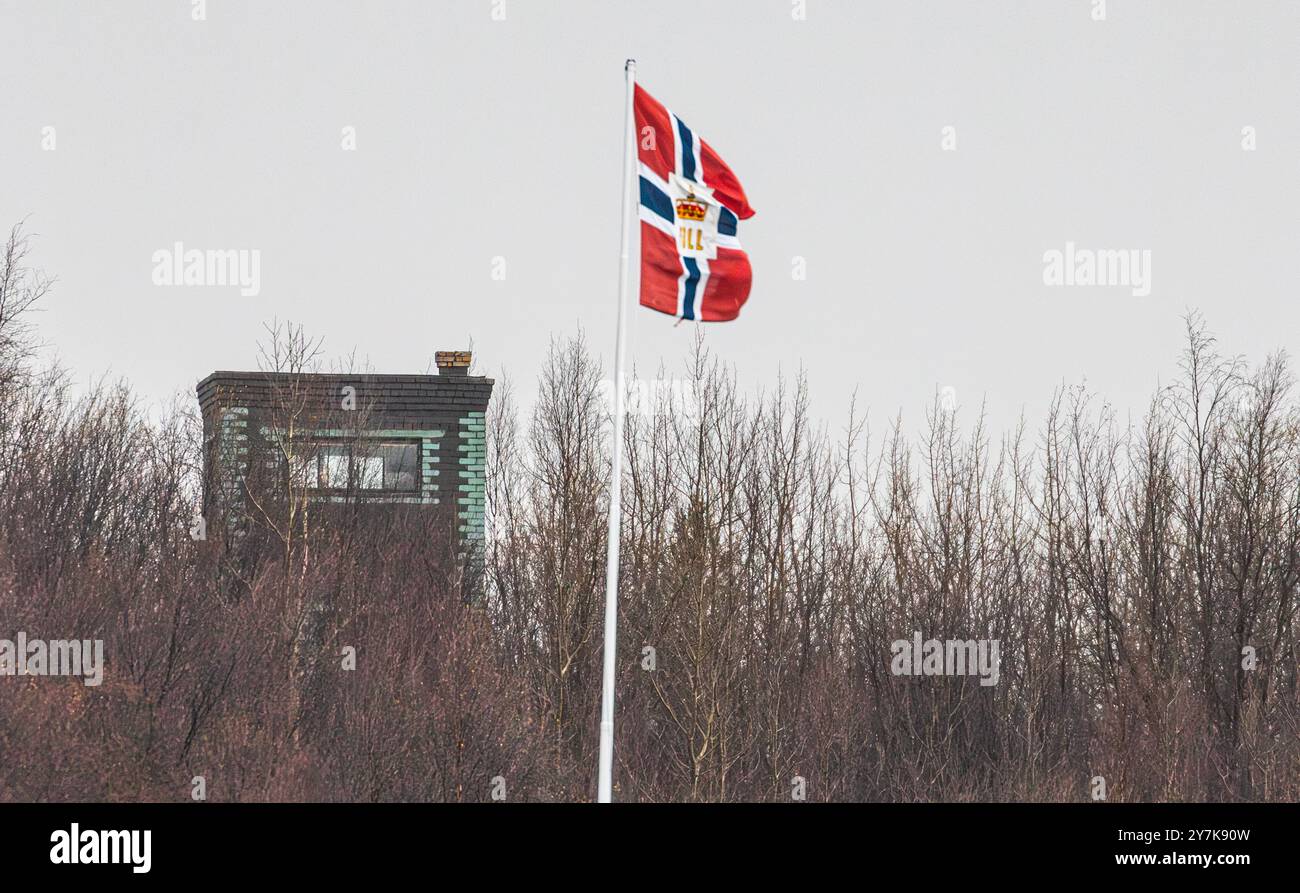Kirkenes, Norway, 16th Oct 2023: The Norwegian flag blows in the cold ...