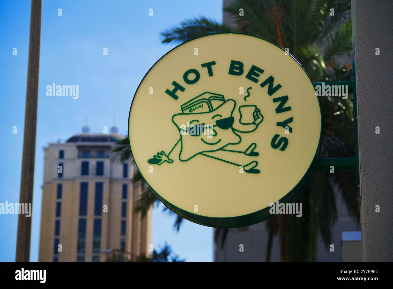 Hot Benny's beignet and coffee shop in New Orleans Stock Photo - Alamy