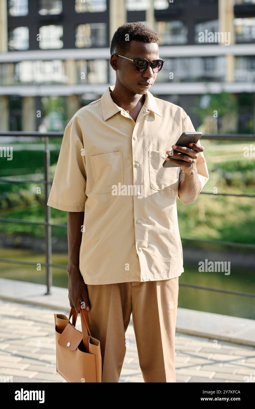 Black office worker screen hi-res stock photography and images - Alamy