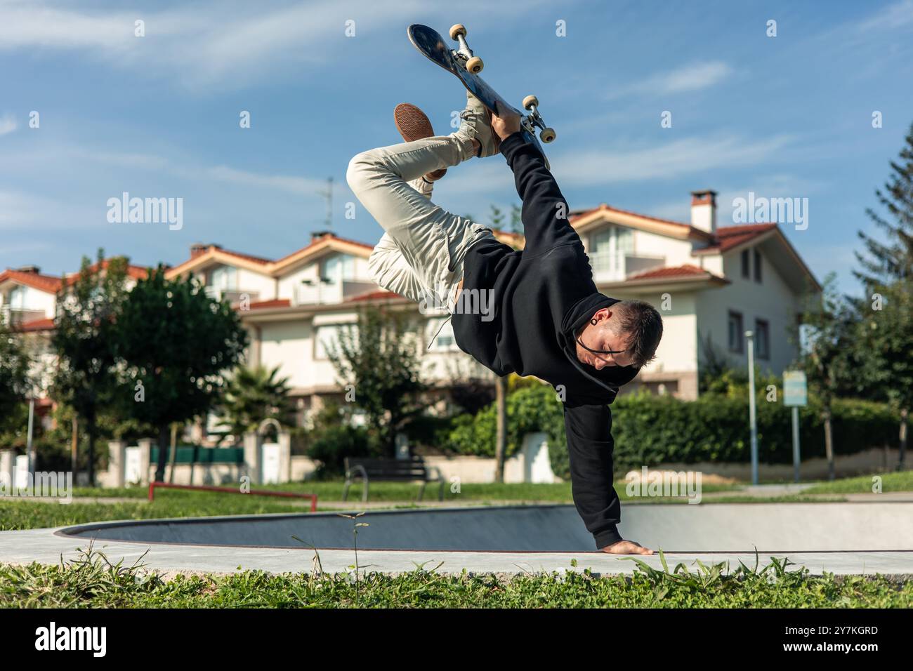 Skate maneuver hi-res stock photography and images - Alamy