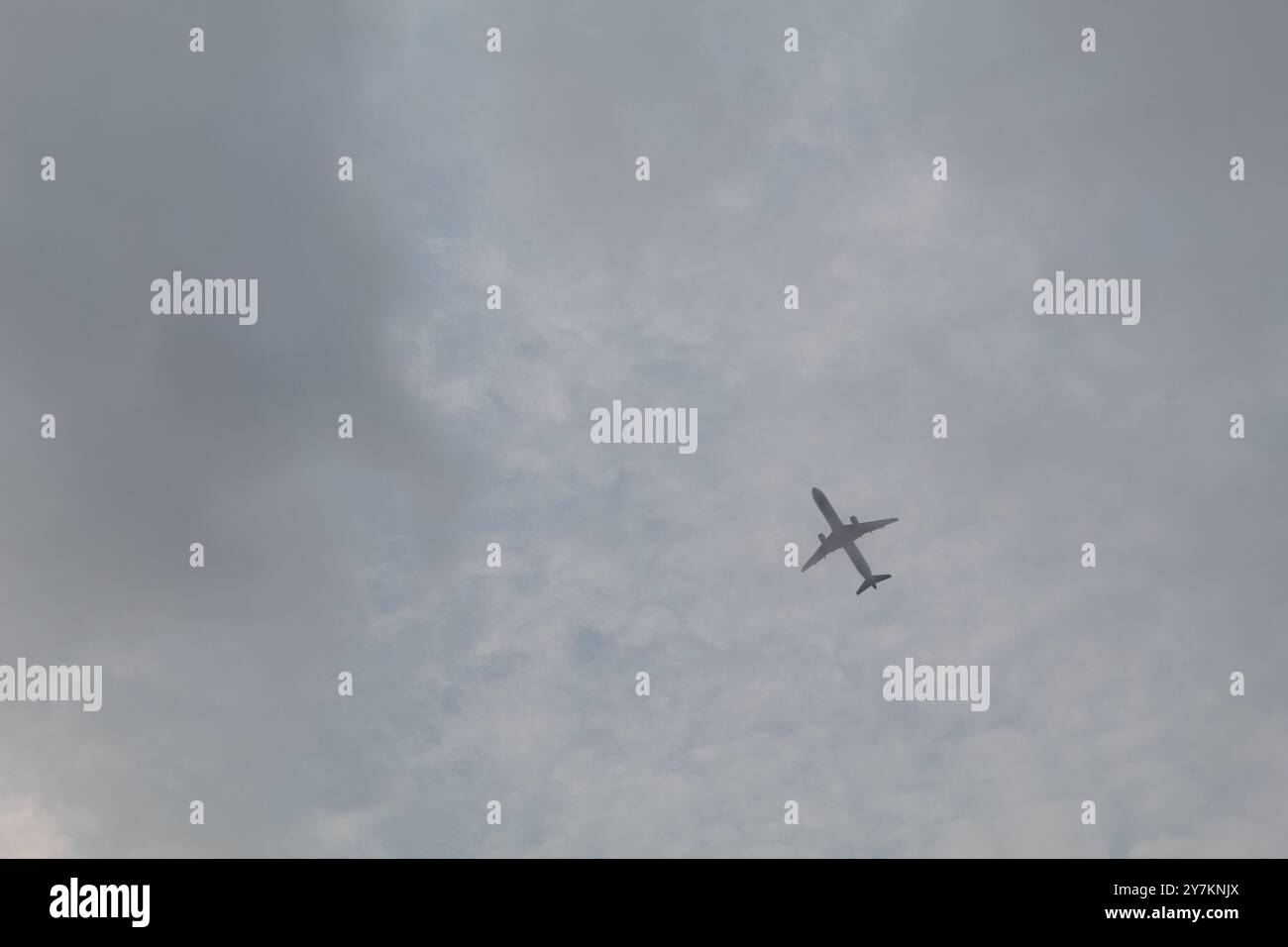 Overhead jet hi-res stock photography and images - Alamy