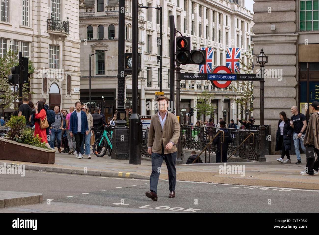 London underground sign pedestrian crossing hi-res stock photography ...