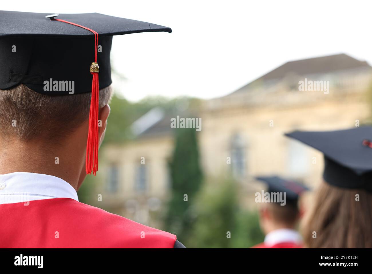 Graduating students back hi-res stock photography and images - Alamy