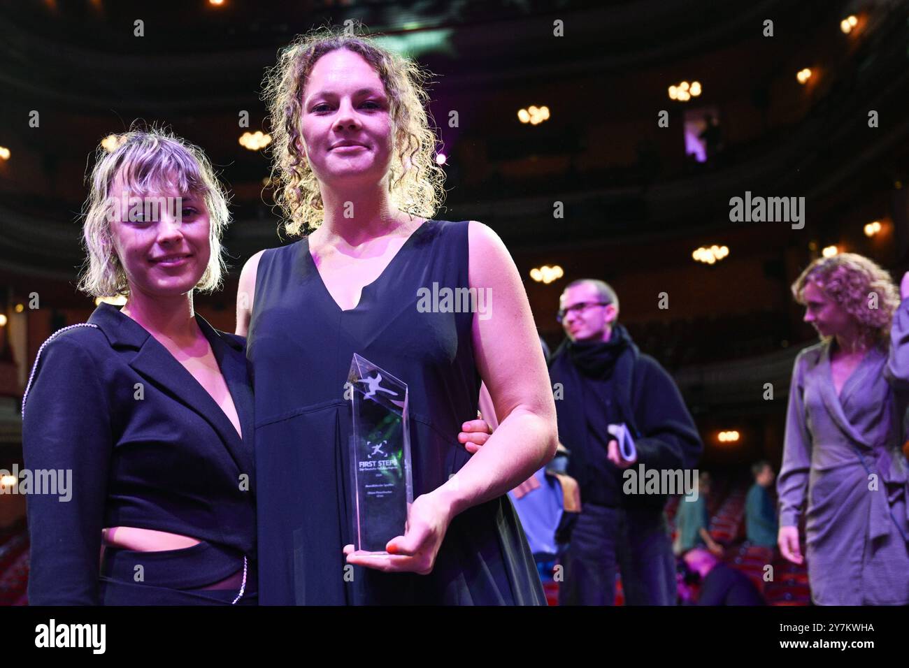 30 September 2024, Berlin: Chiara Fleischhacker (r), winner in the full ...