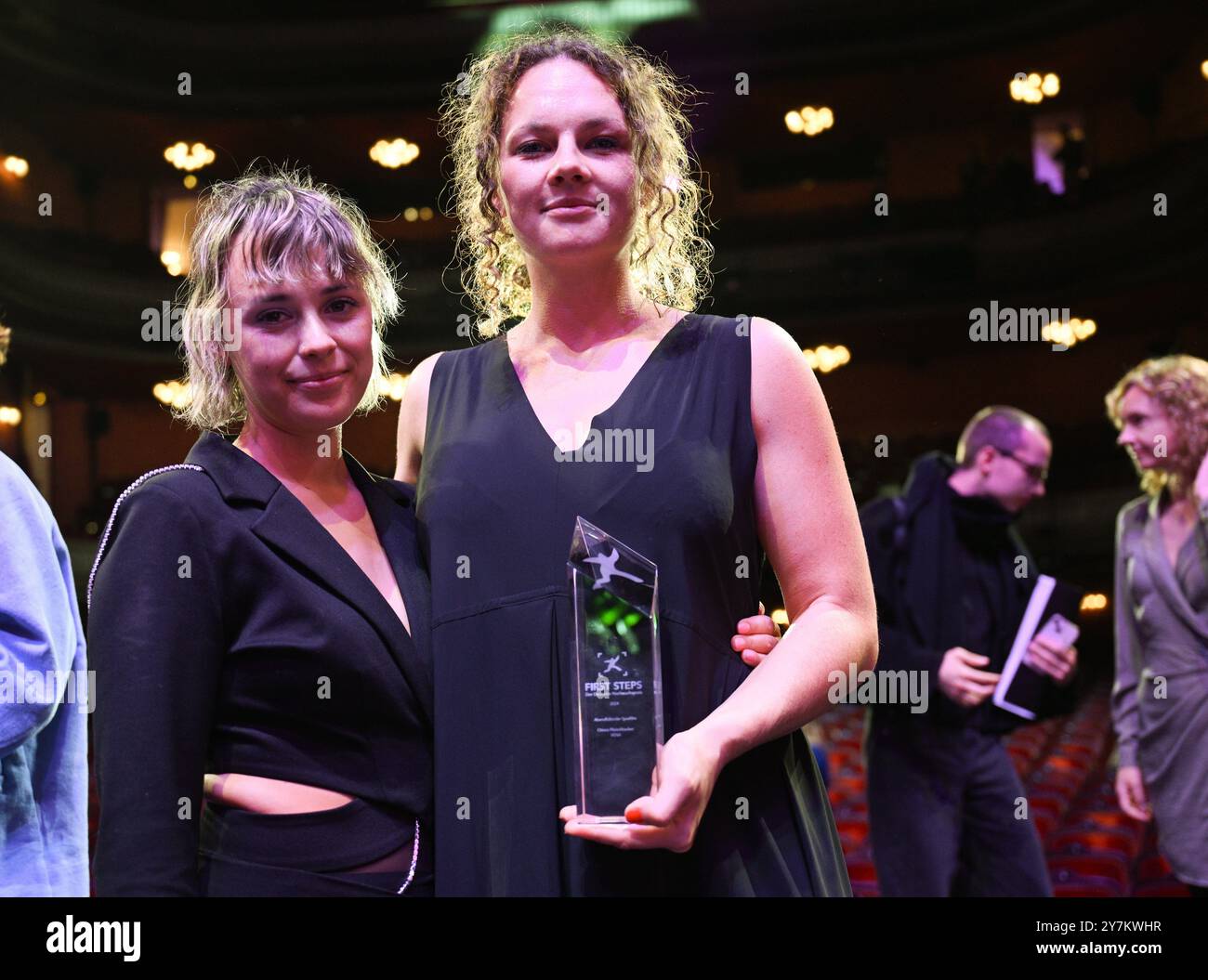 30 September 2024, Berlin: Chiara Fleischhacker (r), winner in the full ...