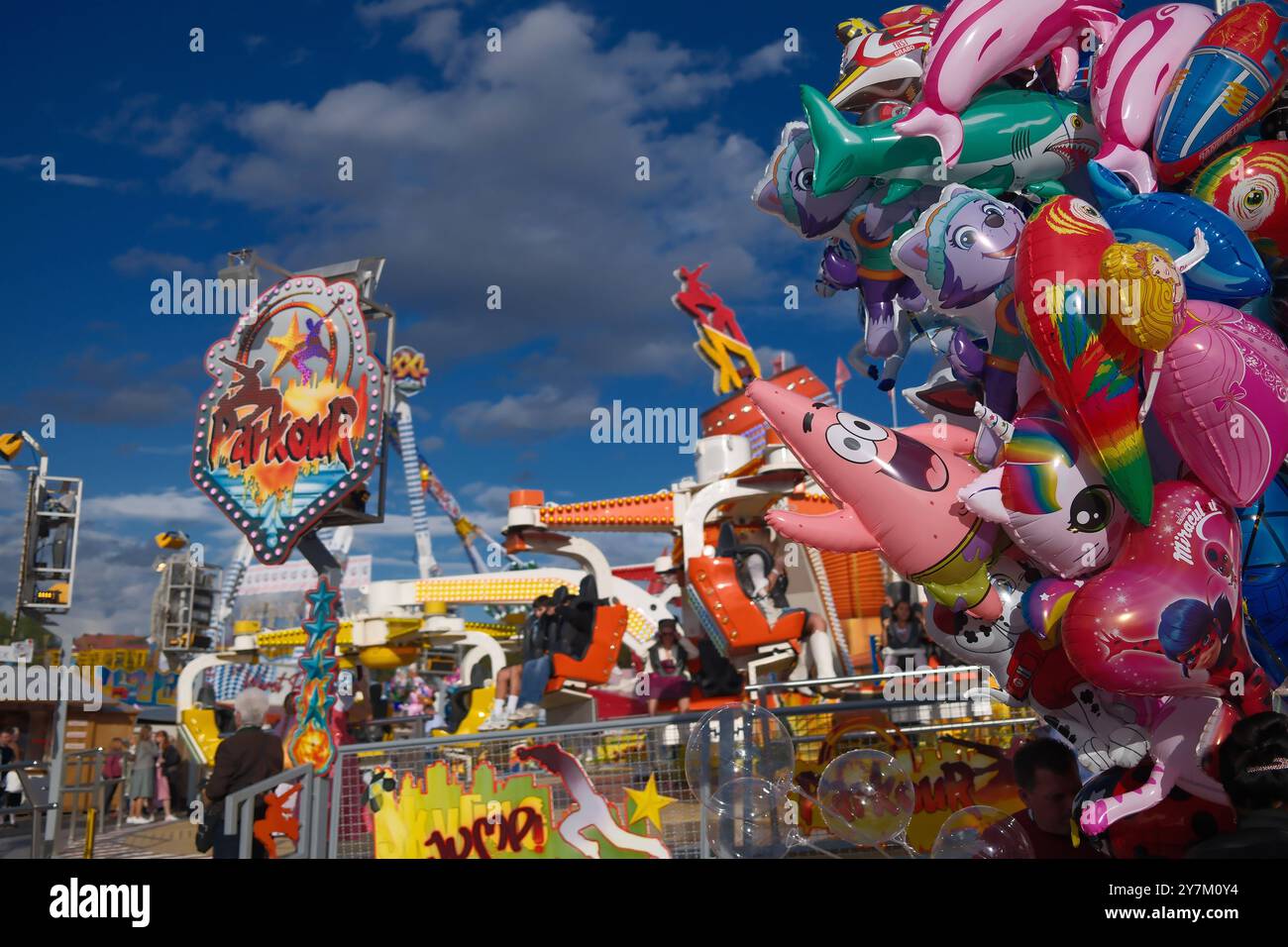 20240930, Auf der Wiesn 2024, Theresienwiese Muenchen, im Bild: Bunte ...