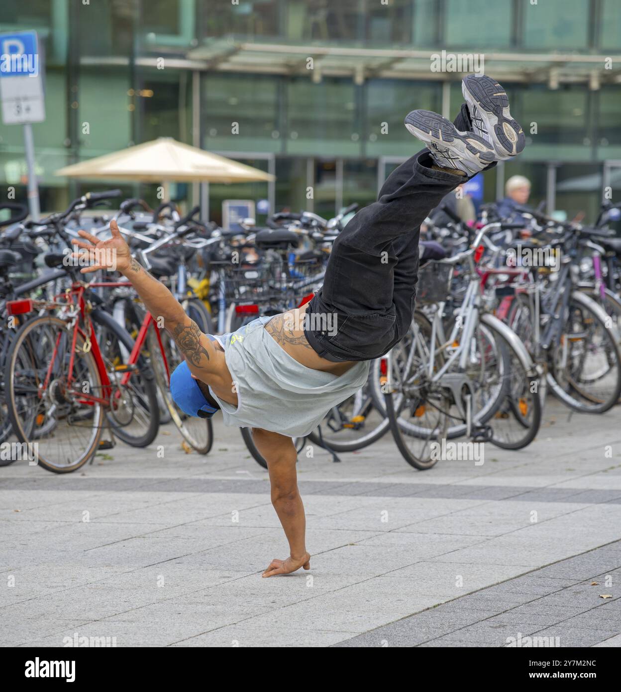 Acrobatics hi-res stock photography and images - Alamy